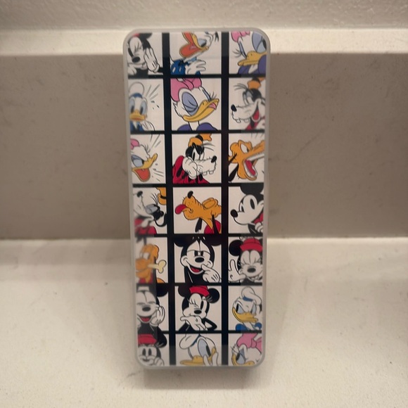 sunglass hut | Accessories | Disney Sunglass Hut Eyeglass Cleaner Kit ...